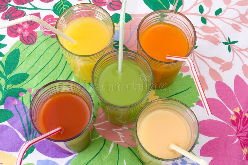 Vijf Glazen Diverse Sappen Met Stro Stock Afbeelding - Image of tomaat ...