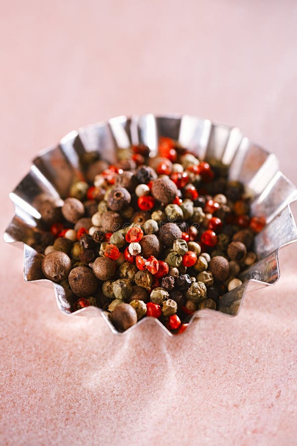 De Roze/Rode Kruiden Van Peperbollen Stock Foto - Image of sluit ...