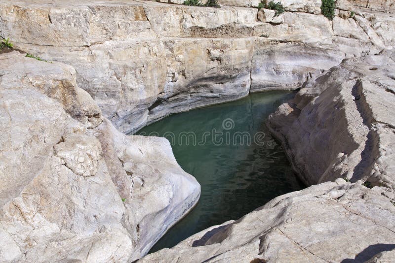 Vijver in de rotsen stock afbeelding. Image of israël - 23266263