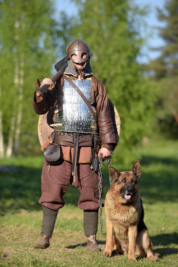 Viking Con El Perro Pastor En Cadena Foto de archivo editorial - Imagen ...