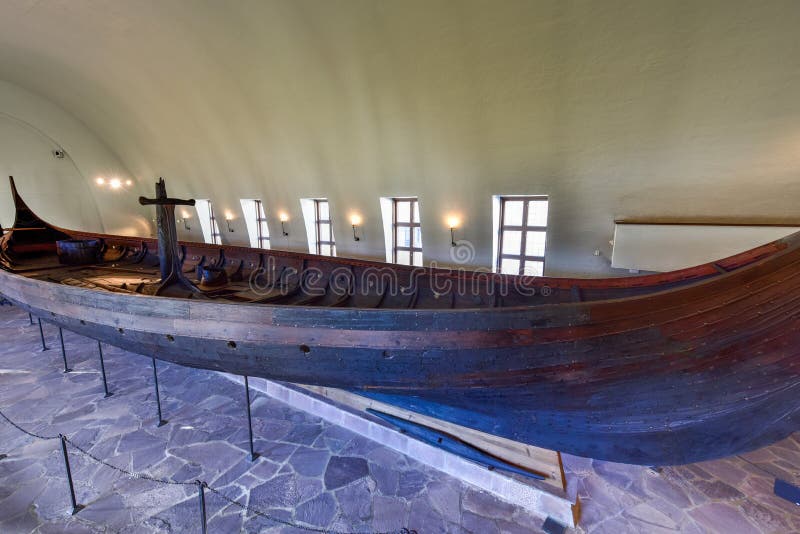 De Houten Boot Van Drakkarviking Op De Waterkant Redactionele Stock ...