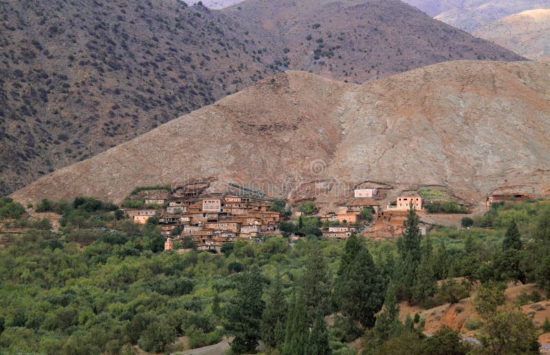 Vila De Marrocos Em Montanhas Do Atlas Foto de Stock - Imagem de ...