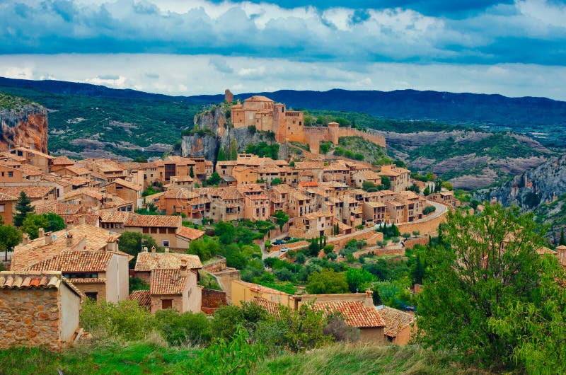 Vila Medieval Alquezar E Paisagem Das Montanhas Aragon, Spain Foto de ...