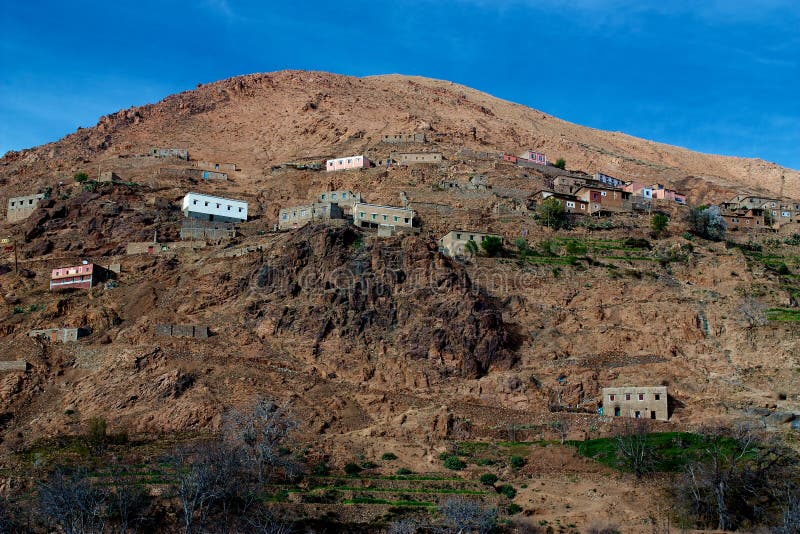 Vila No Monte No Atlas Alto Imagem de Stock - Imagem de verde, marrocos ...