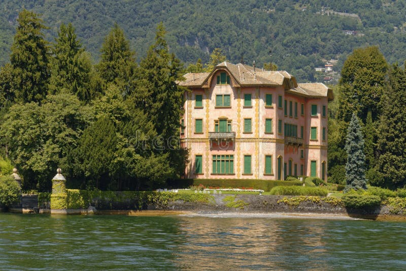 Villas Italiennes Typiques Vues Du Lac Como, Italie Image stock - Image ...