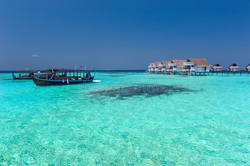 Villa Maldive Dell'acqua E Mare Blu Fotografia Stock - Immagine di ...