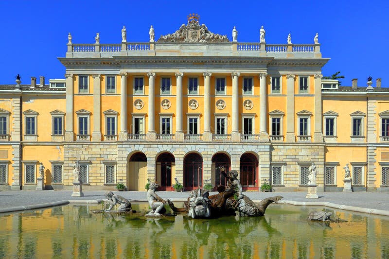 Villa Olmo Como stock image. Image of giallo, acqua - 229096041