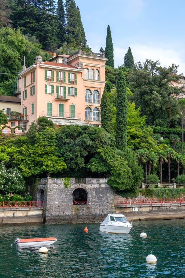 Villa Riche Sur Le Rivage Du Lac Como Photo stock - Image du panorama ...