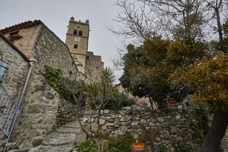 Village d'Eus photo stock. Image du horizontal, panoramique - 27617328