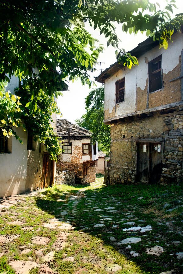 Village de Dolen image stock. Image du histoire, bulgarie - 26033107