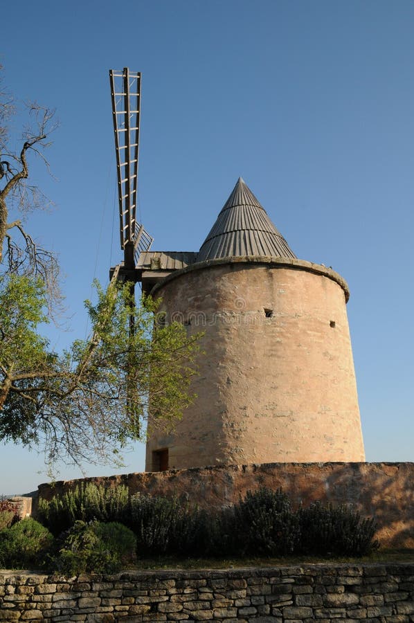 Village De Goult En Provence Photo stock - Image du windmill ...