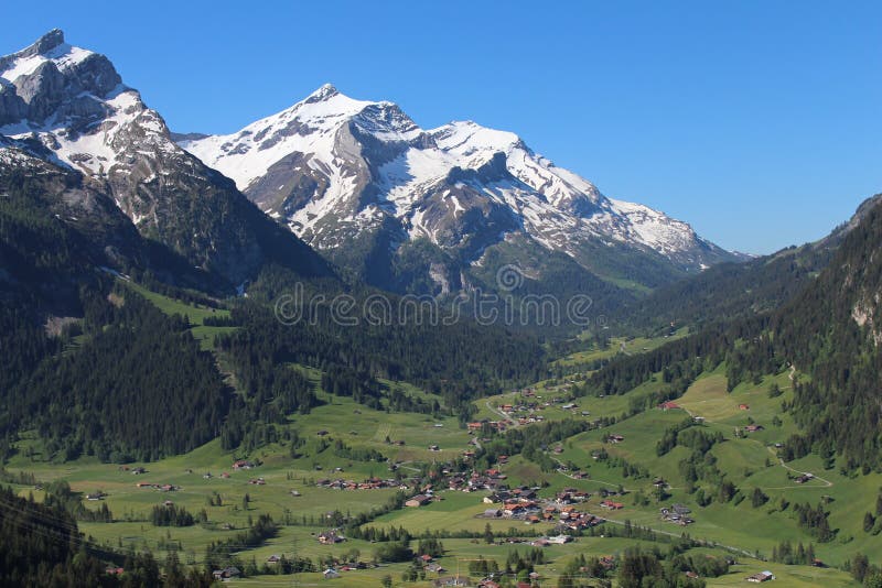 Village Gsteig bei Gstaad photo stock. Image du scénique - 31833896