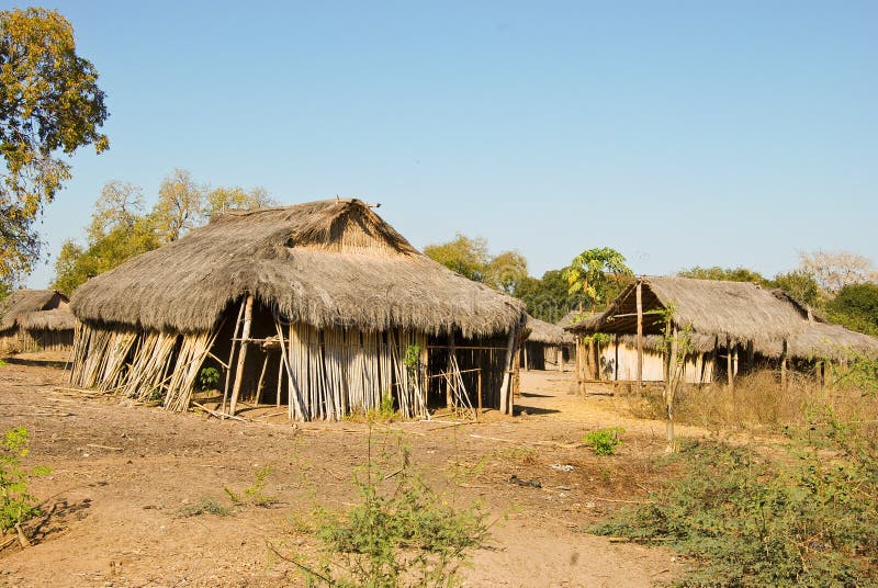 Village Malgache Typique - Hutte Africaine Photo stock - Image du herbe ...