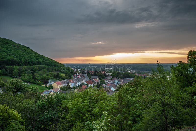 Village Sous La Colline Au Coucher Du Soleil Image stock - Image du ...