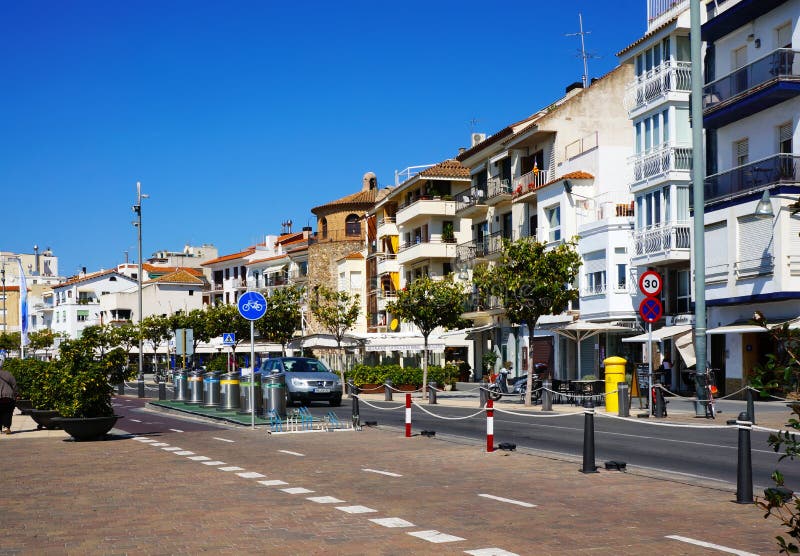 Cambrils Espagne 18 Juin 13 Août Un Homme Construit Un Château De Sable ...