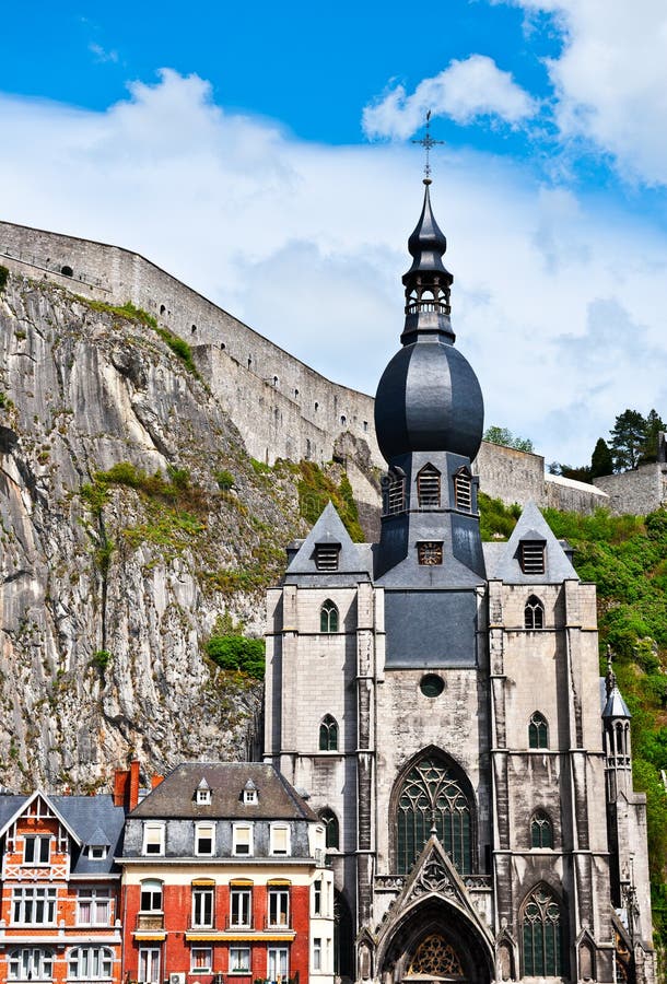 Ville De Dinant Le Long Du Fleuve La Meuse, Belgique Photo stock ...