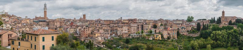 Sienne, centre de la ville photo stock. Image du ciel - 49715724