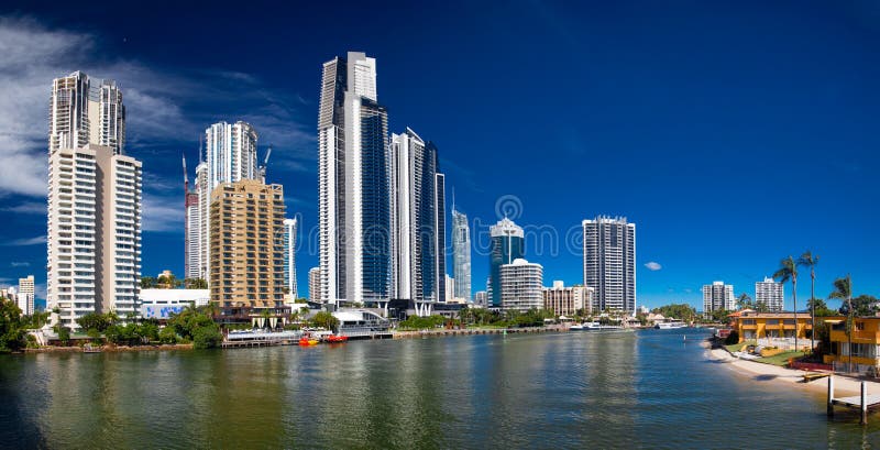 Ville moderne photo stock. Image du nuage, cercle, bateau - 24906932