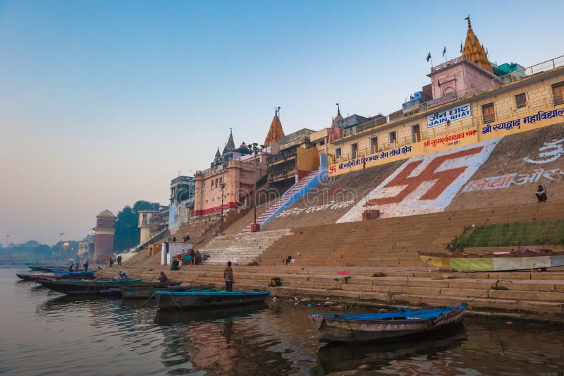Ville Sainte De Varanasi, Inde Image stock - Image du lumière ...