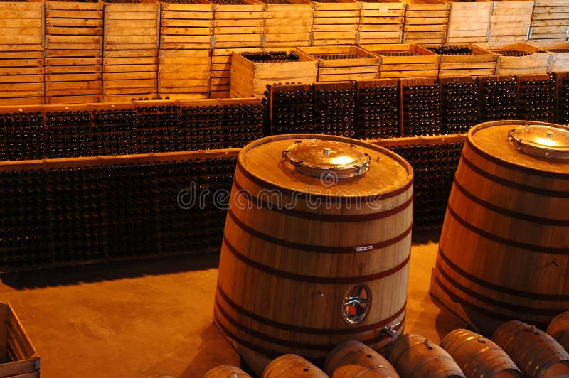 Cuves de vin photo stock. Image du métal, effectuer, tubes - 6812136