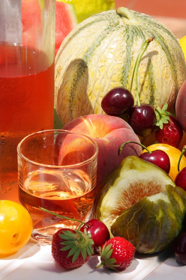 Vin et fruits image stock. Image du glace, coloré, raisin - 15065727