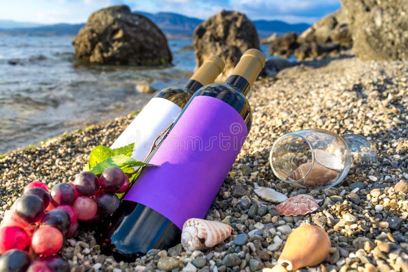 Vin par la mer photo stock. Image du dîner, ciel, soleil - 193226498