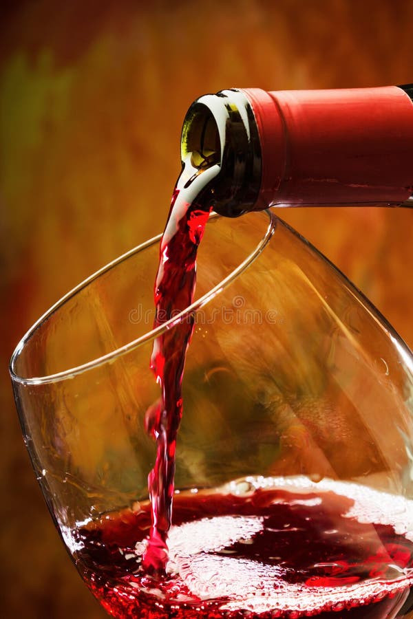Vin Rouge étant Versé Dans Un Verre De Vin Image stock - Image du ...