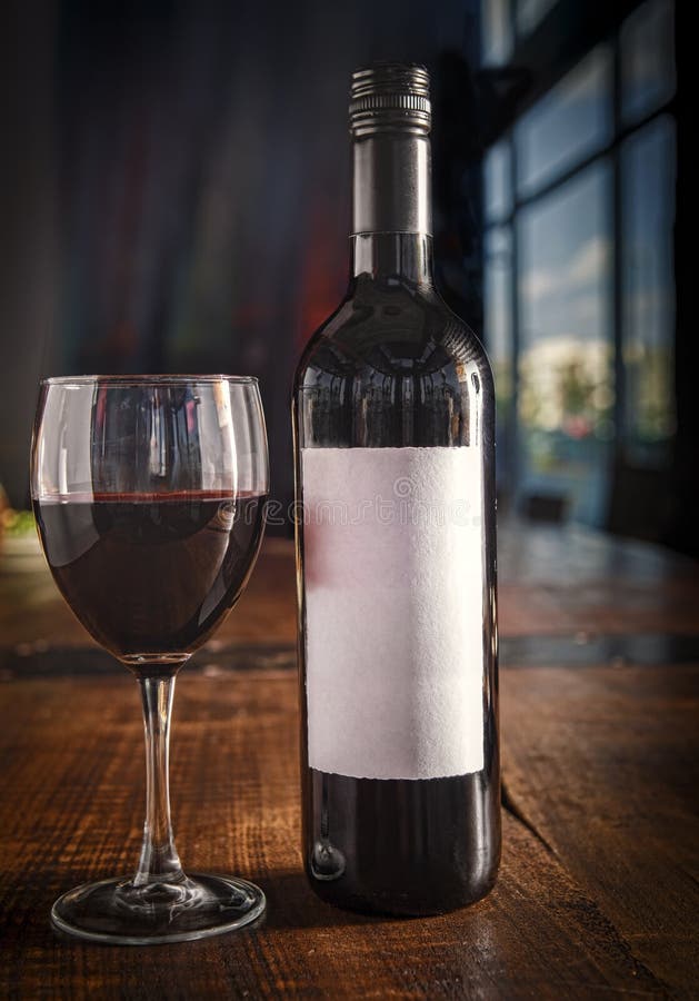 Tom Vinflaska Med Etiketten Fotografering för Bildbyråer - Bild av ...