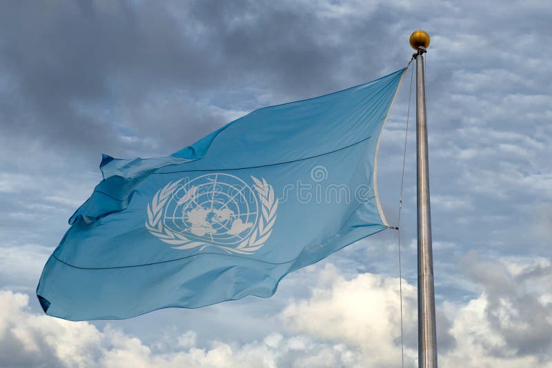 Vinkande United Nations FN-flagga Redaktionell Arkivbild - Bild av stad ...