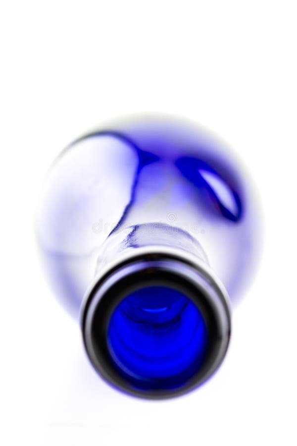 Wine En La Botella Azul Aislada En El Fondo Blanco Foto de archivo ...