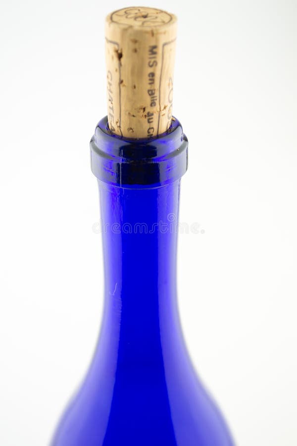 Vino Azul De La Botella Con Un Corcho Aislado En El Fondo Blanco Foto ...