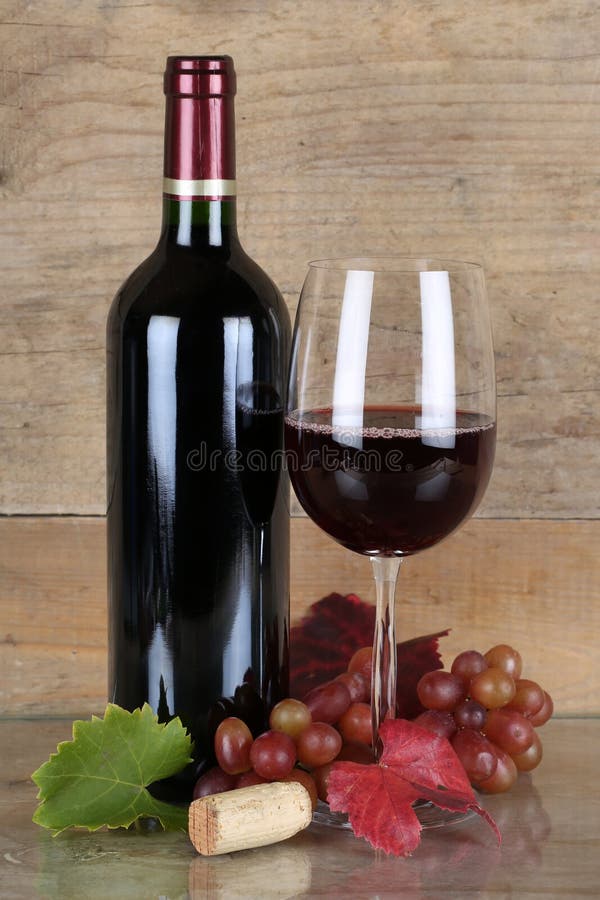 Vino Rojo En Una Botella Y Una Copa Imagen de archivo - Imagen de ...