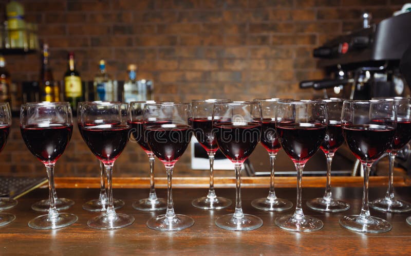 Vino Tinto En Vidrios En La Barra Foto de archivo - Imagen de escarlata ...