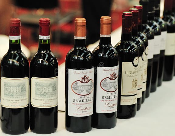 Vinos rojos en botella imagen de archivo editorial. Imagen de cabina ...