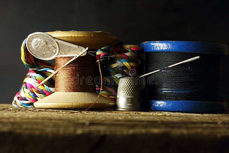 Vintage Cotton Reels with Thread, Needles, Thimble, Neelde Threader ...