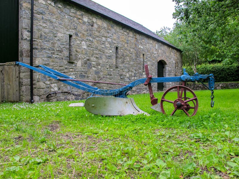 Charrue agricole antique photo stock. Image du herbe - 25854670