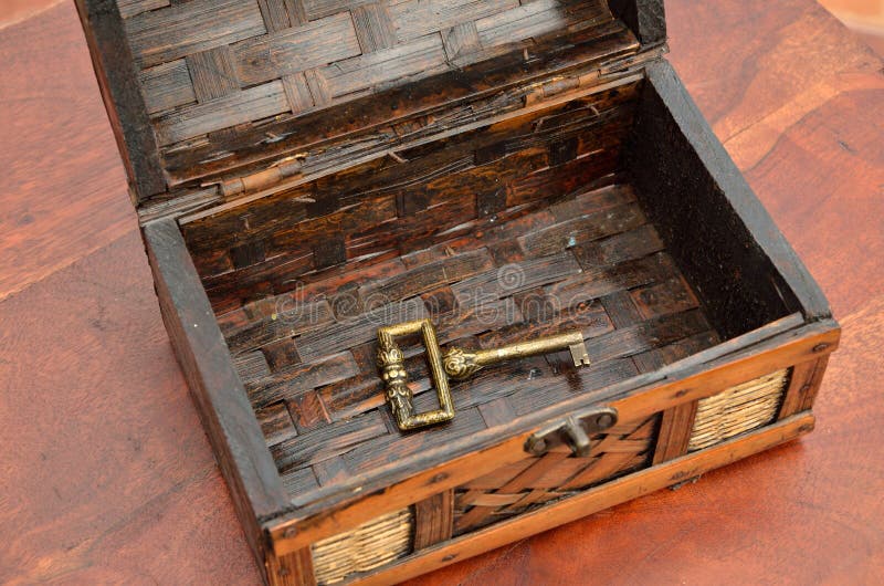 Vintage Key in Wooden Chest Stock Photo - Image of container, concept ...