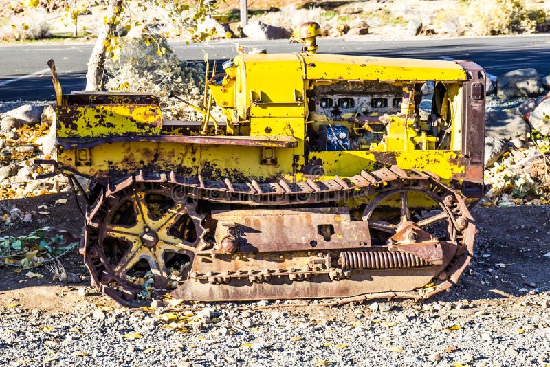Vintage Mini Bulldozer in Early Morning Image stock - Image du rouille ...