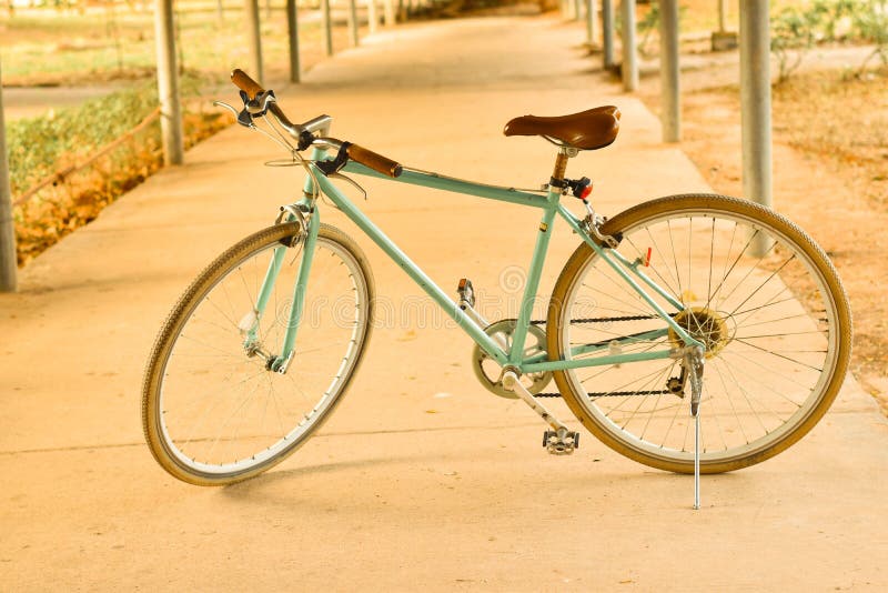 Vintage old green bicycle stock photo. Image of recreation - 83802652