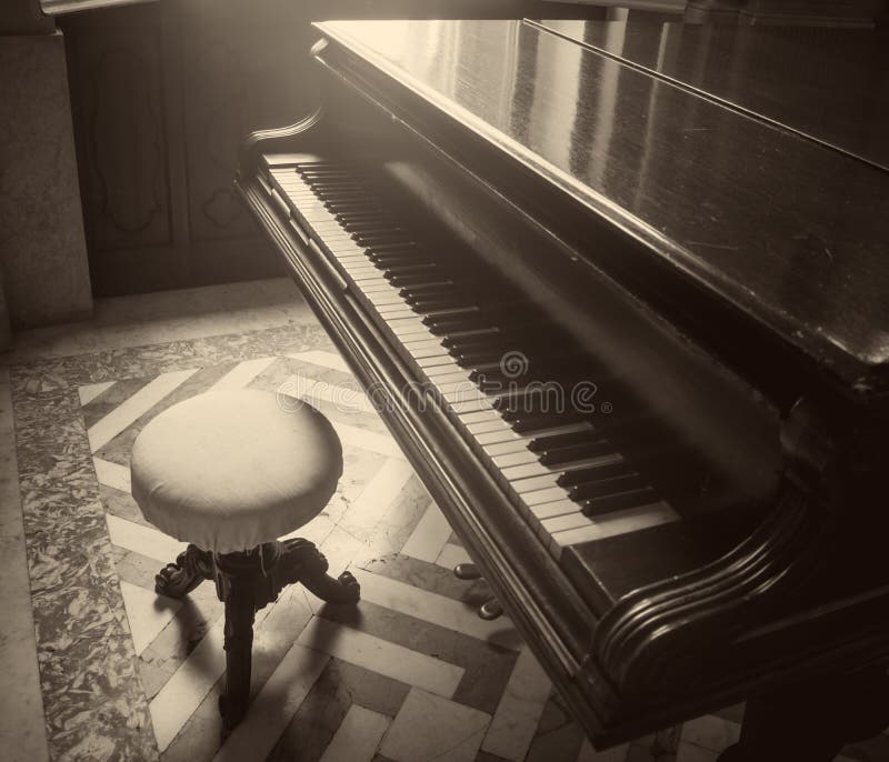 The Old Piano stock photo. Image of grand, antique, jazz - 117652878