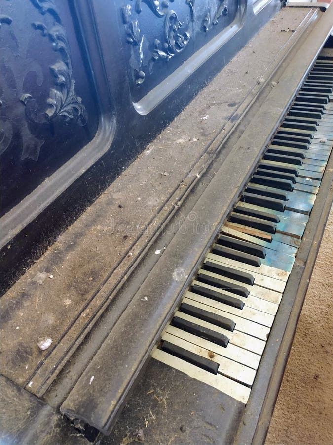 Vintage Piano Covered in Dust Stock Photo - Image of covered, hand ...