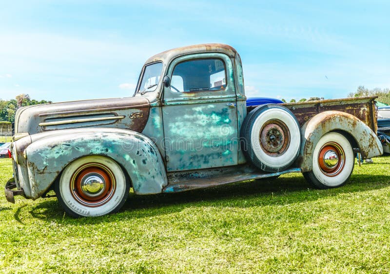 Vintage rusty car FORD editorial stock image. Image of work - 36033799