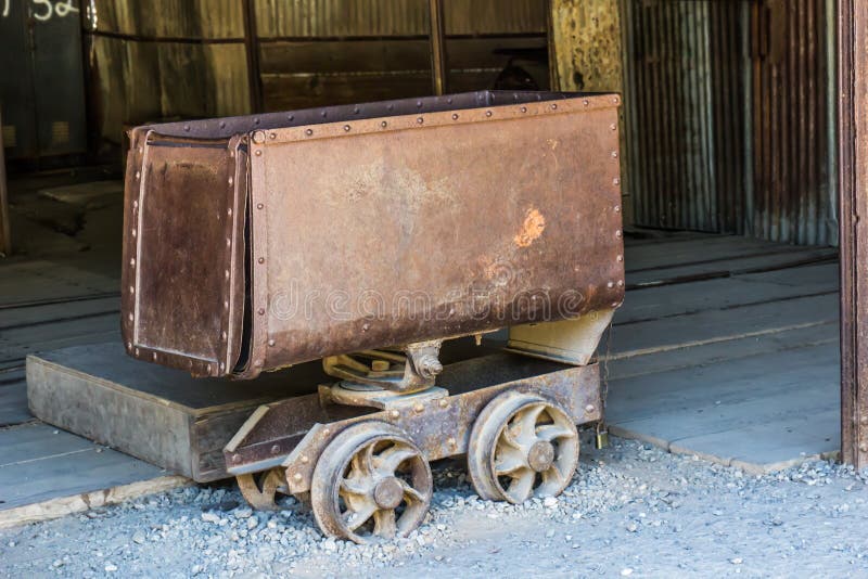 Vintage Rusty Iron Mining Ore Cart Imagen de archivo - Imagen de ...