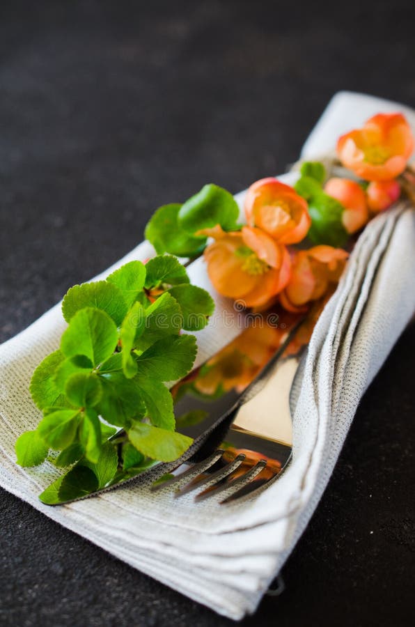 Vintage Table Setting with Delicate Flowers on a Dark Background 库存图片 ...