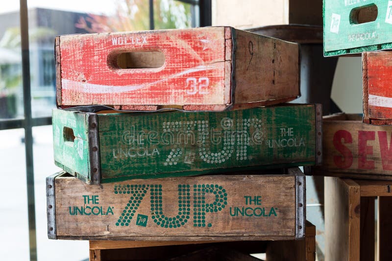 Vintage 7UP Y Coca Cola Soda Cases Foto de archivo editorial - Imagen ...