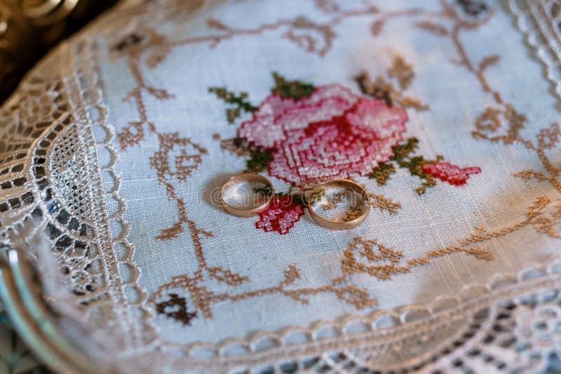 Vintage Wedding Rings on Embroidered Linen Stock Image - Image of ...