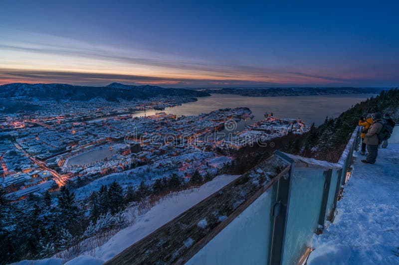 Vinter i Bergen, Norge arkivfoto. Bild av livsstil, lyckligt - 51668030