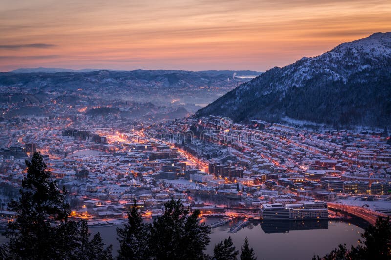 Vinter i Bergen, Norge arkivfoto. Bild av livsstil, lyckligt - 51668030
