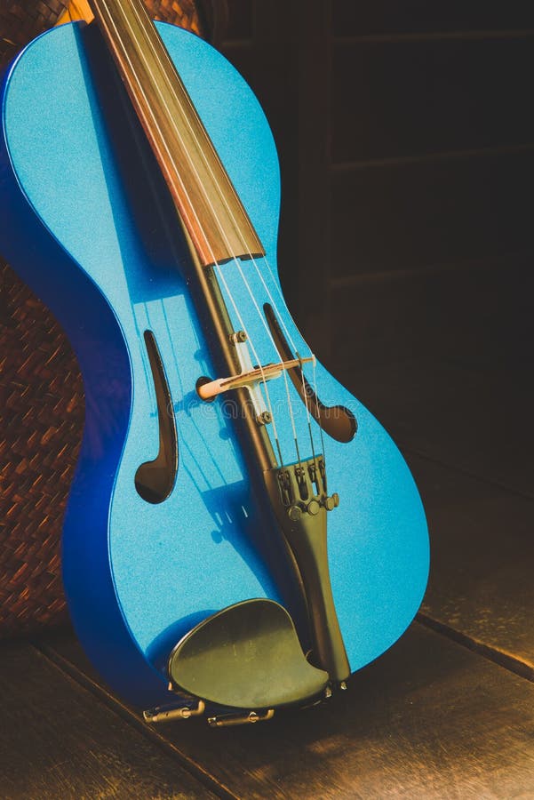 Violín moderno foto de archivo. Imagen de desfile, instrumento - 62328932