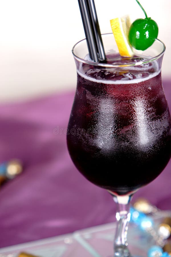 Cocktail violeta foto de stock. Imagem de gelo, bebida - 7239526